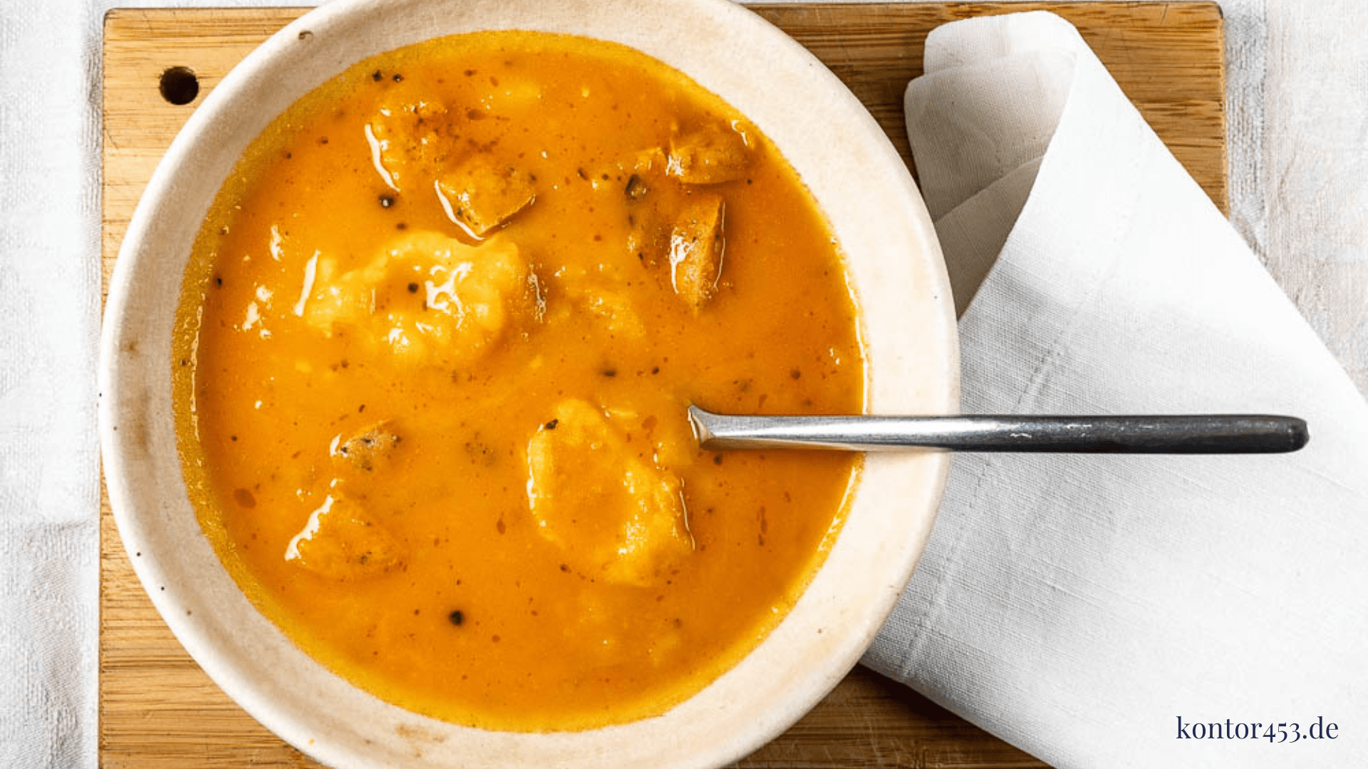 Kartoffelgulasch mit Nockerln und Regensburgern - Rezeptefundus