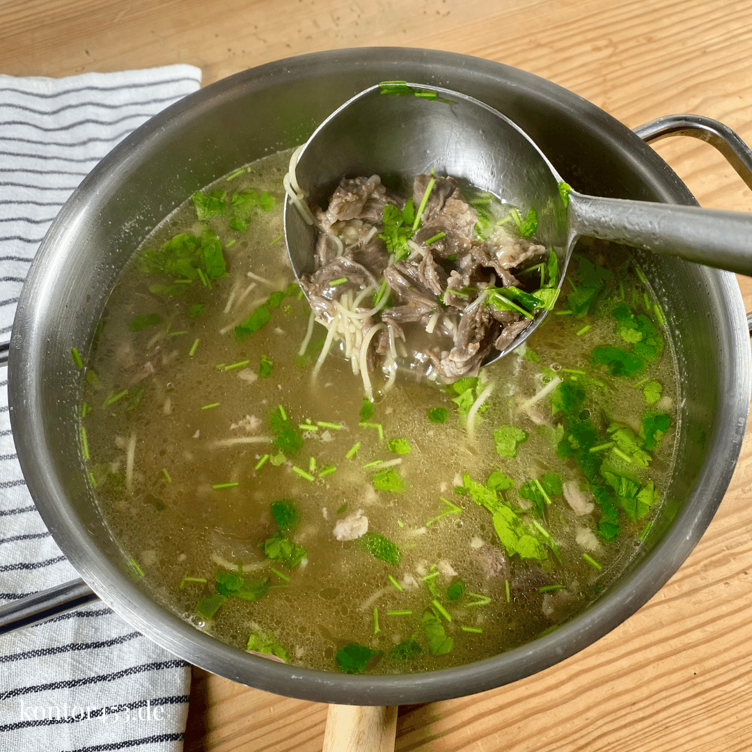 Rindersuppe mit Nudeln – gesundes Soulfood für kalte Tage - Rezeptefundus